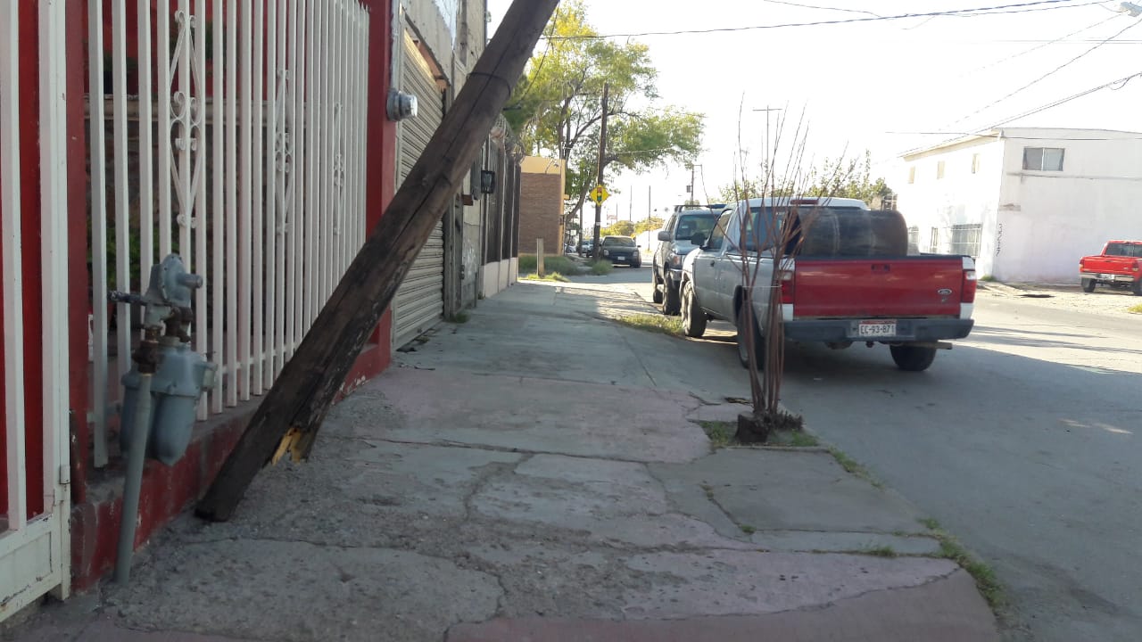 Poste de Telmex es sostenido solamente de algunos cables