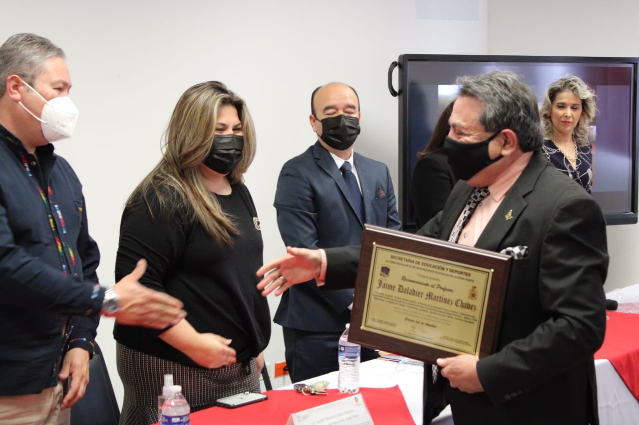 Reconocen a maestros con más de 30 años de servicio