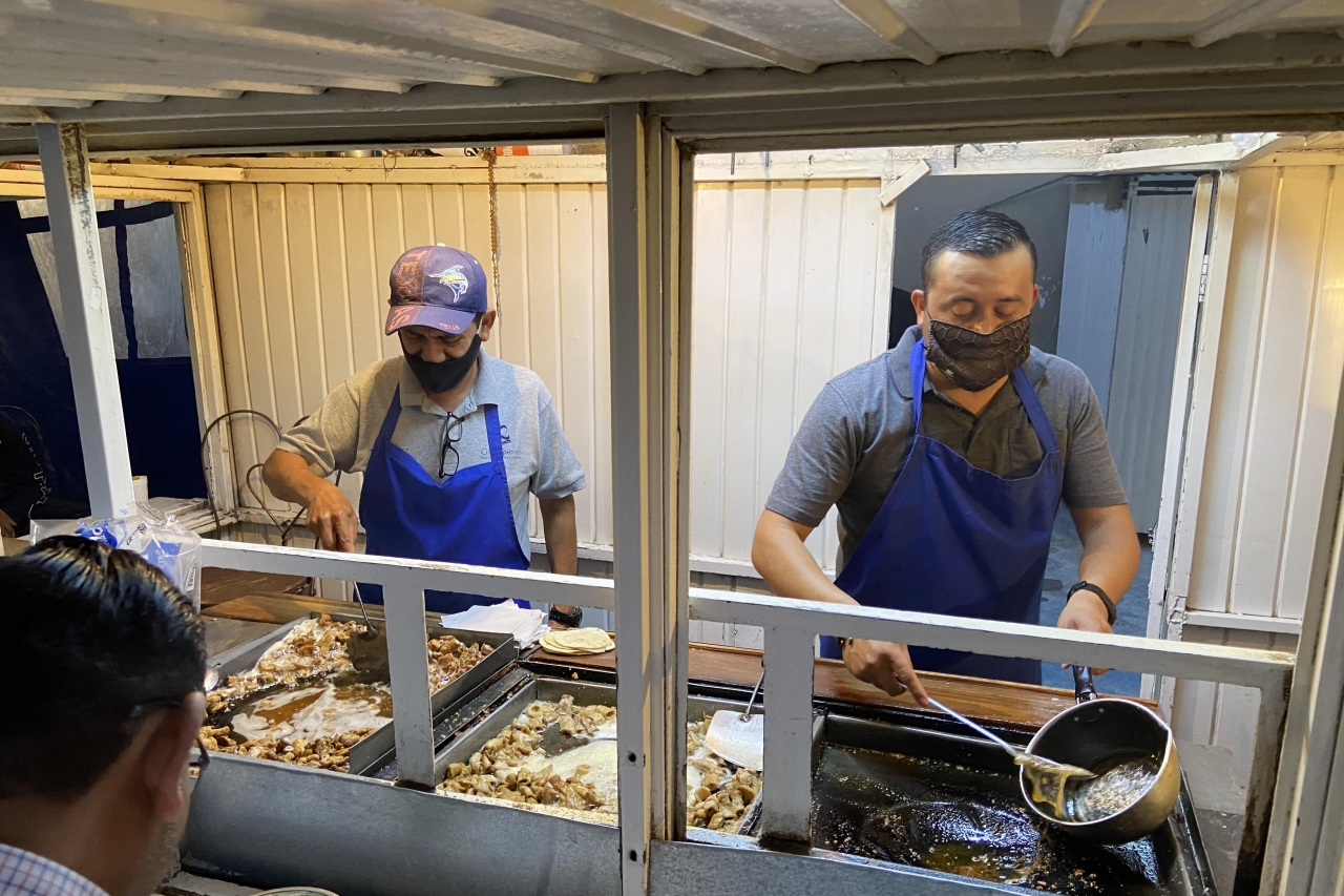 Juarenses celebran el Día del Taco en las tripitas de la calle Bolivia
