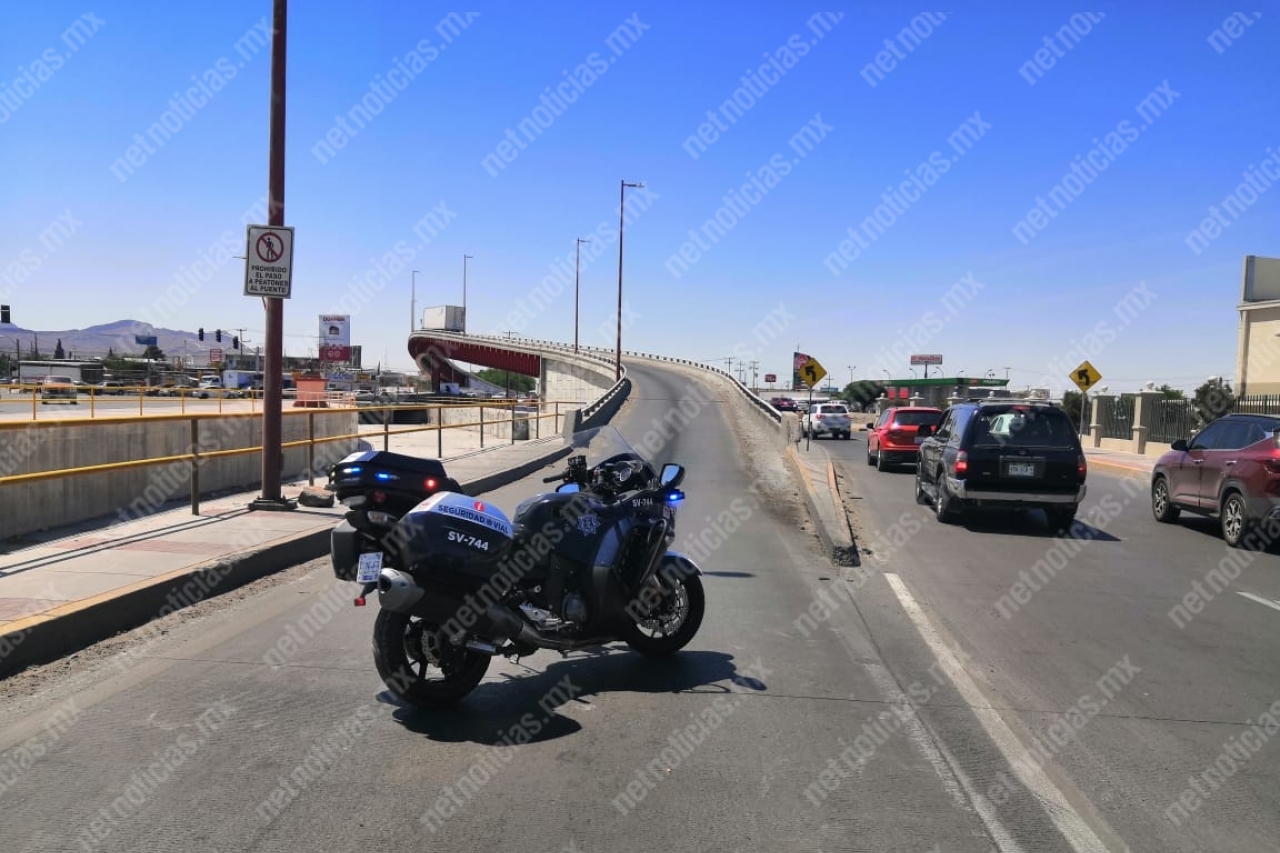 Tráiler descompuesto bloquea puente de la Teófilo Borunda