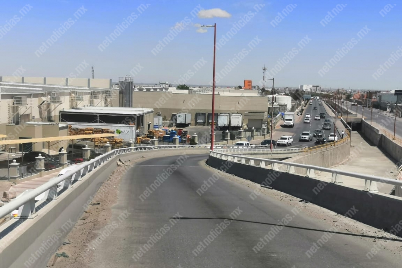 Tráiler descompuesto bloquea puente de la Teófilo Borunda