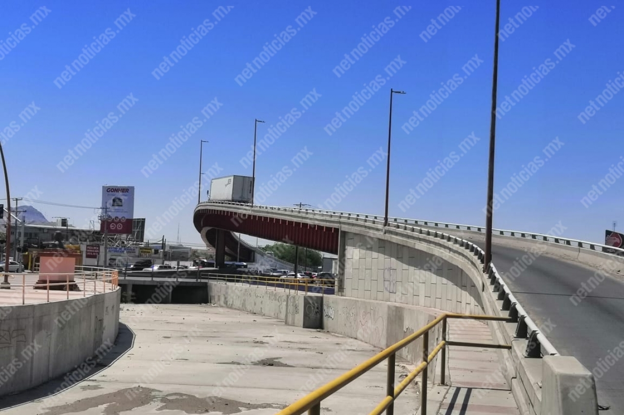 Tráiler descompuesto bloquea puente de la Teófilo Borunda