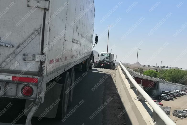 Tráiler descompuesto bloquea puente de la Teófilo Borunda