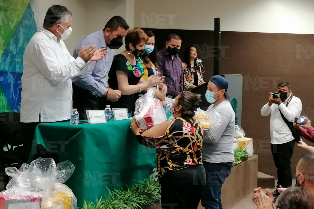 Entregan uniformes a personal de intendencia del Cobach