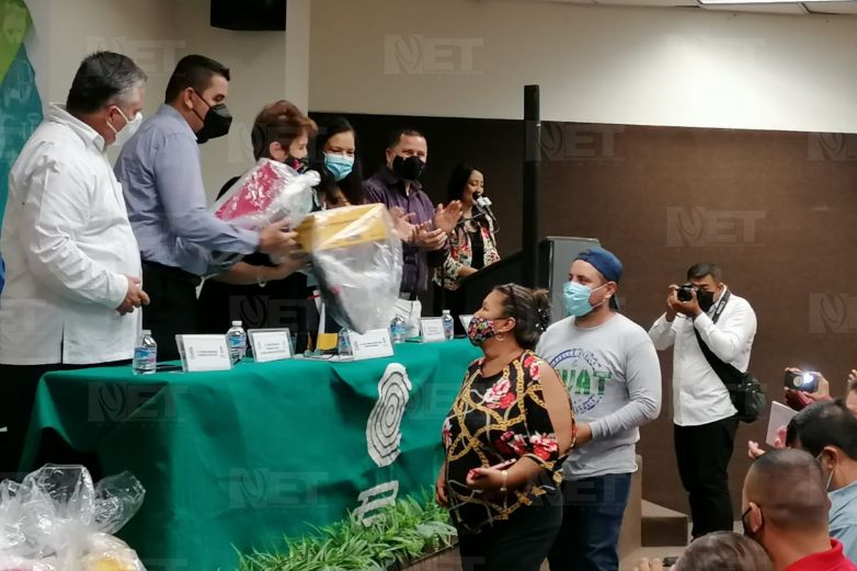 Entregan uniformes a personal de intendencia del Cobach