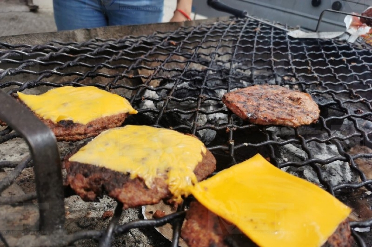 Realizan hamburguesada para costear operación de Leo