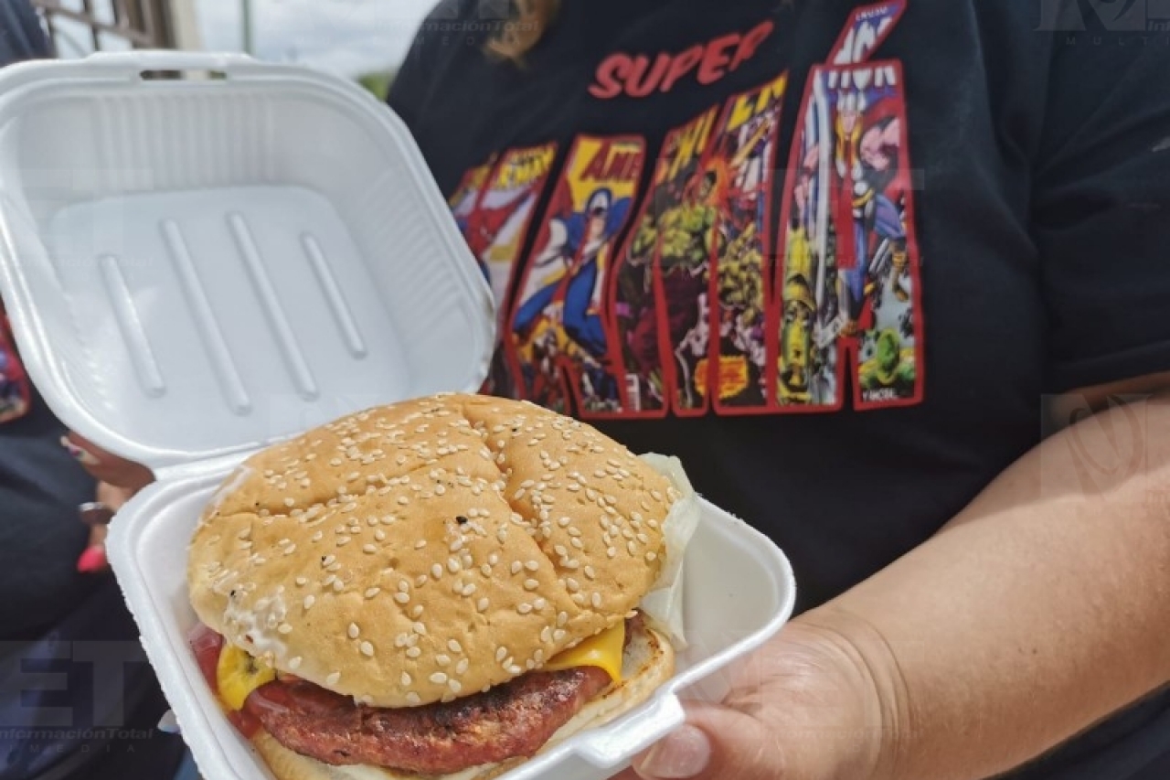 Realizan hamburguesada para costear operación de Leo