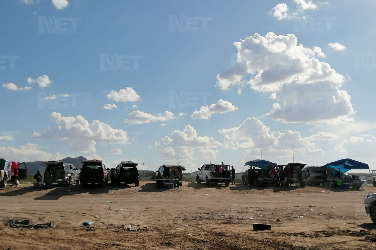 Aprovechan para refrescarse y distraerse en presa de Anapra