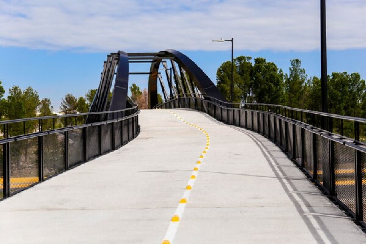 Inauguran puente que conecta el parque Reliz y El Encino