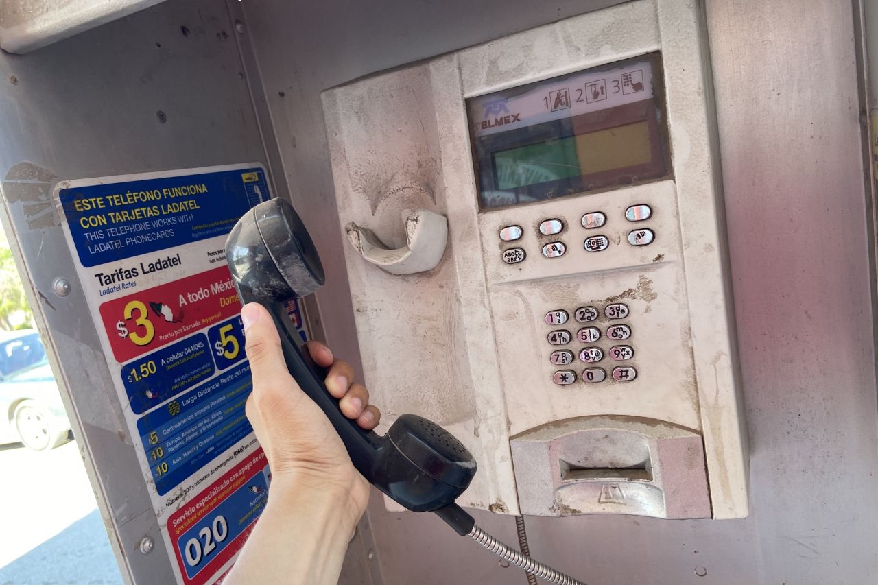 De la novedad al abandono, teléfonos públicos dan mal aspecto a la ciudad