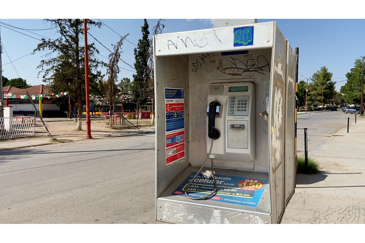 De la novedad al abandono, teléfonos públicos dan mal aspecto a la ciudad