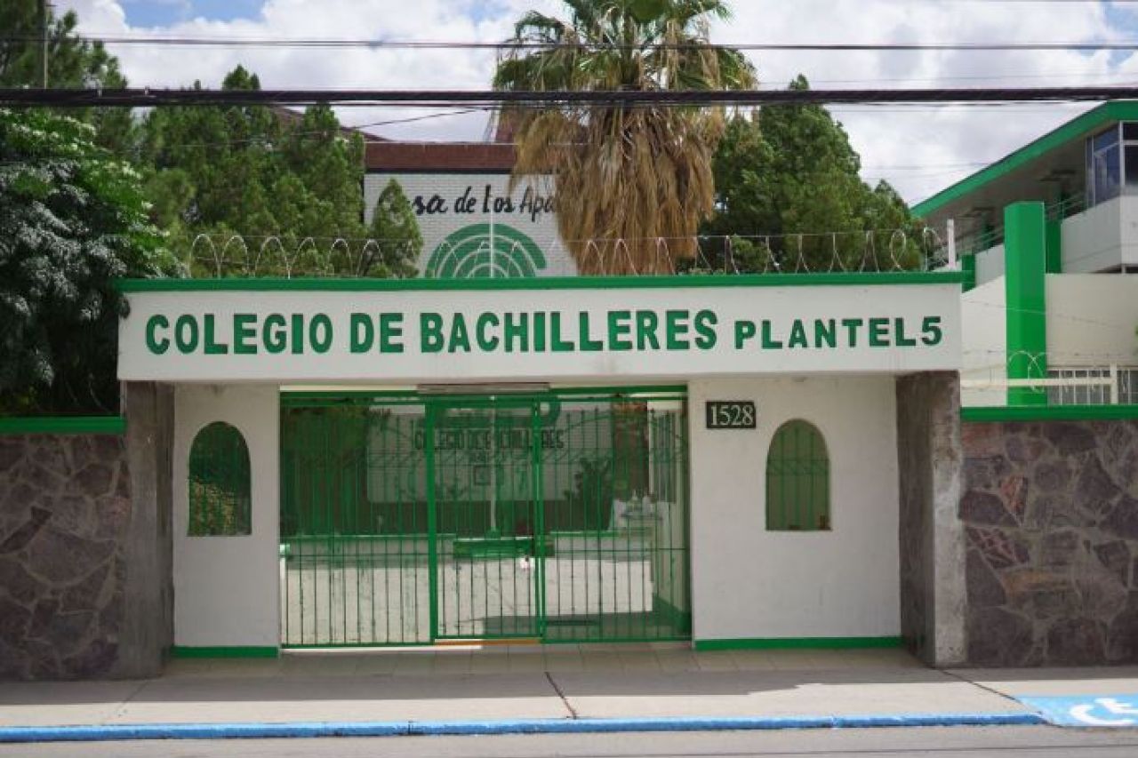 Pintan señalización al interior y exterior del Cobach 6