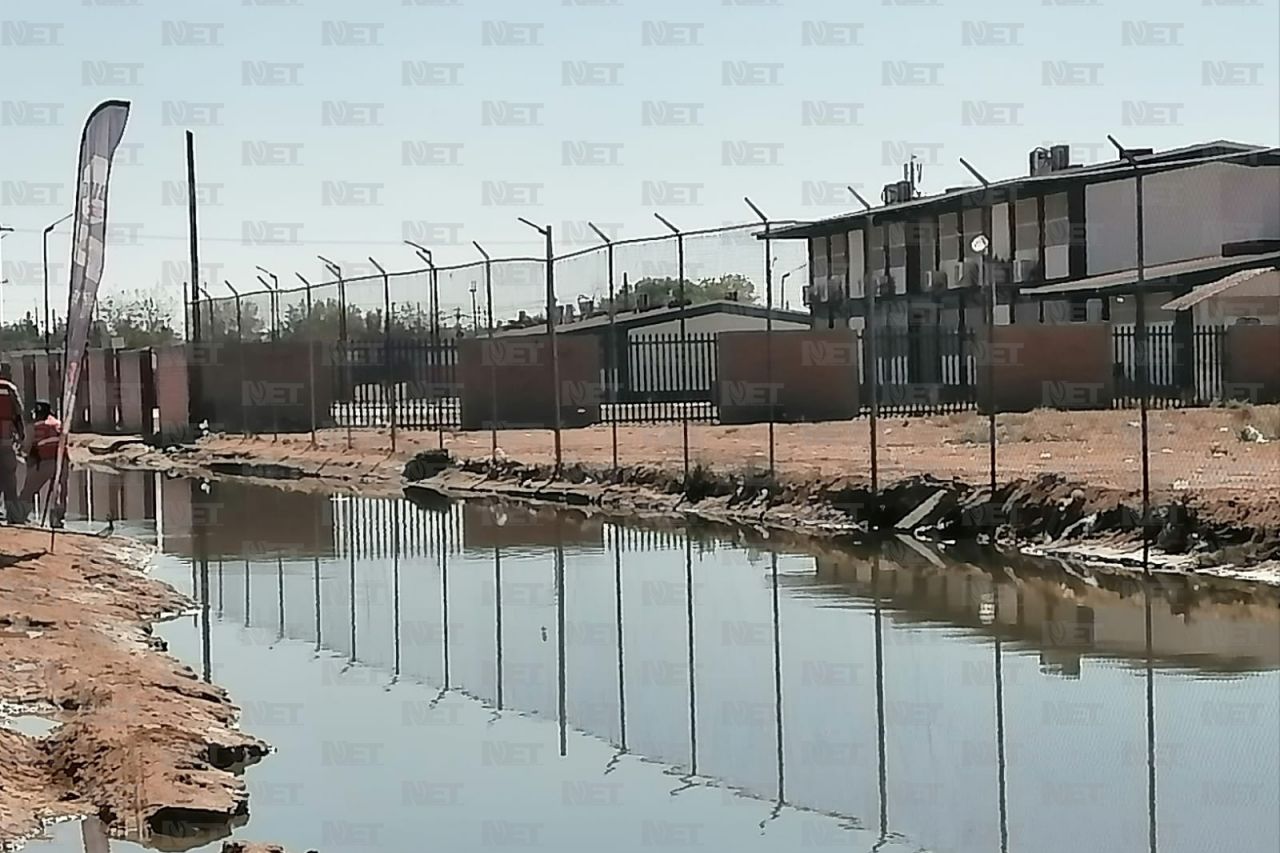 Inundan aguas negras el Cbtis 270