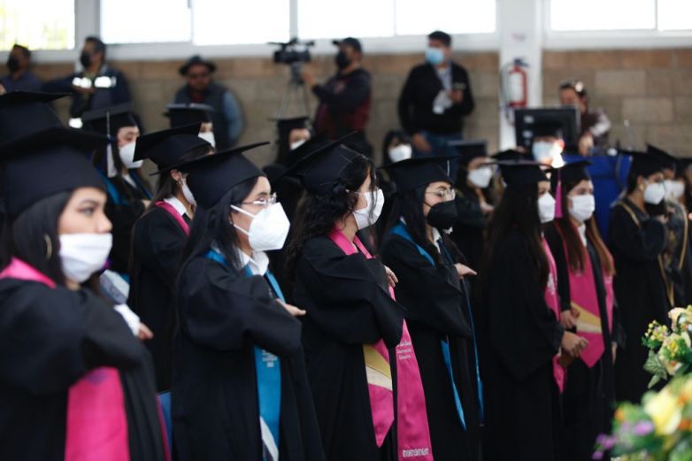 Asiste alcalde a ceremonia de graduación de la UPN