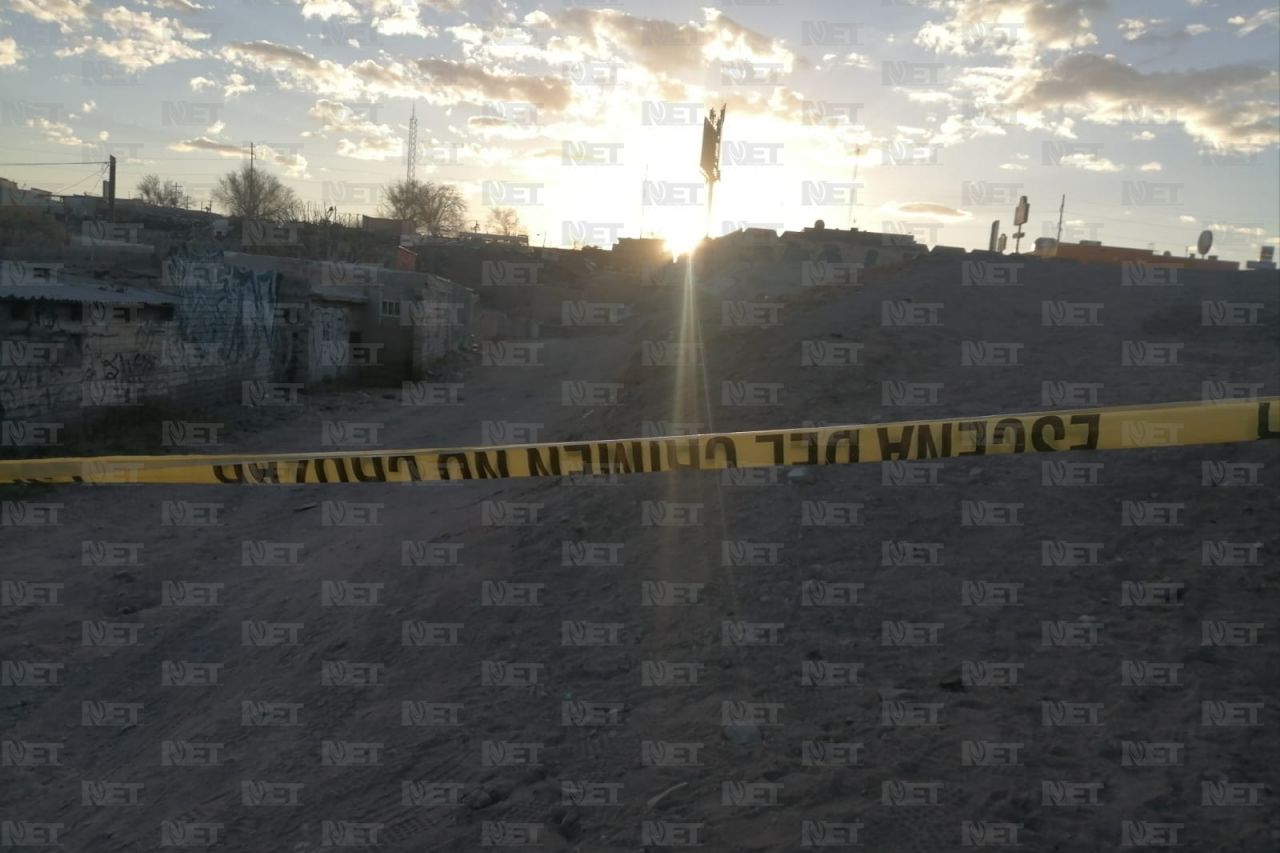 Localizan cadáver envuelto en lona