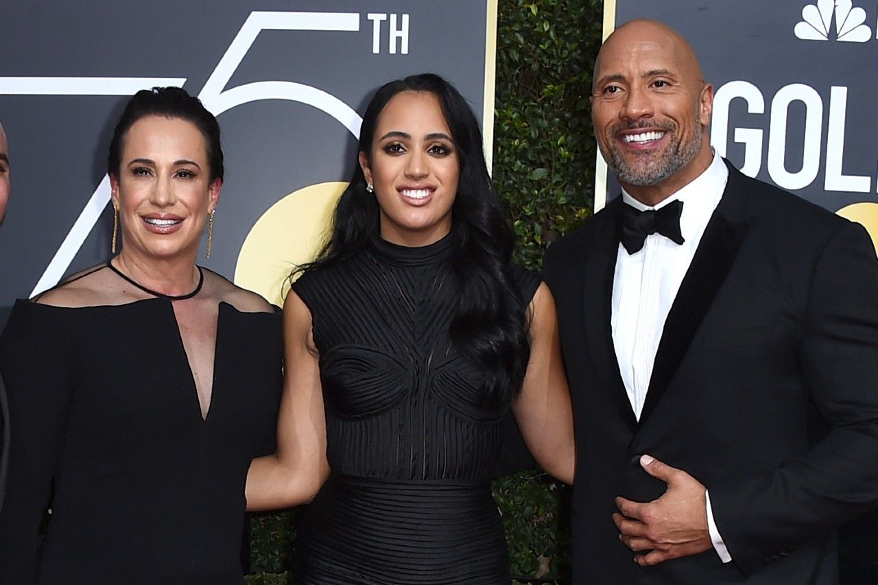 Reconoce 'La Roca' a mujeres en su vida por moldearlo