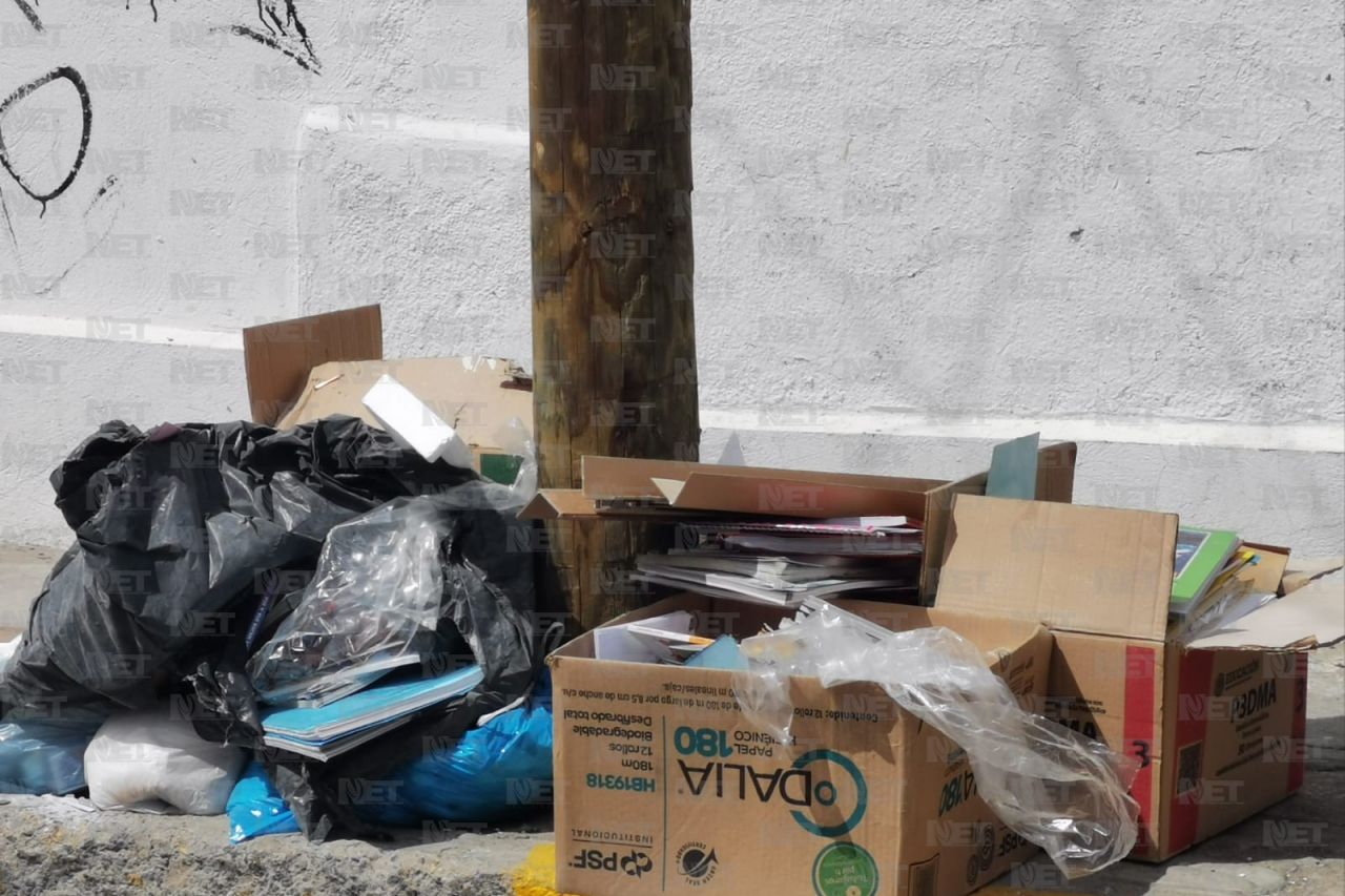 Tiran libros de texto a la basura, comunidad los rescata