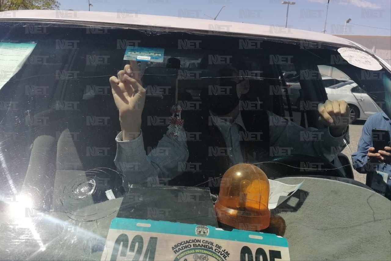 Vale engomado de Repuve para circular en autos 'chuecos'