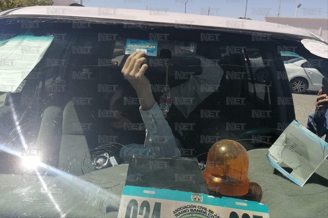 Sí vale engomado de Repuve para conducir autos 'chuecos'