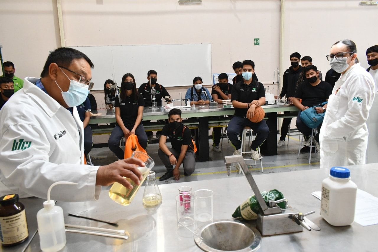 Entrega UTCJ fichas para nuevo ingreso