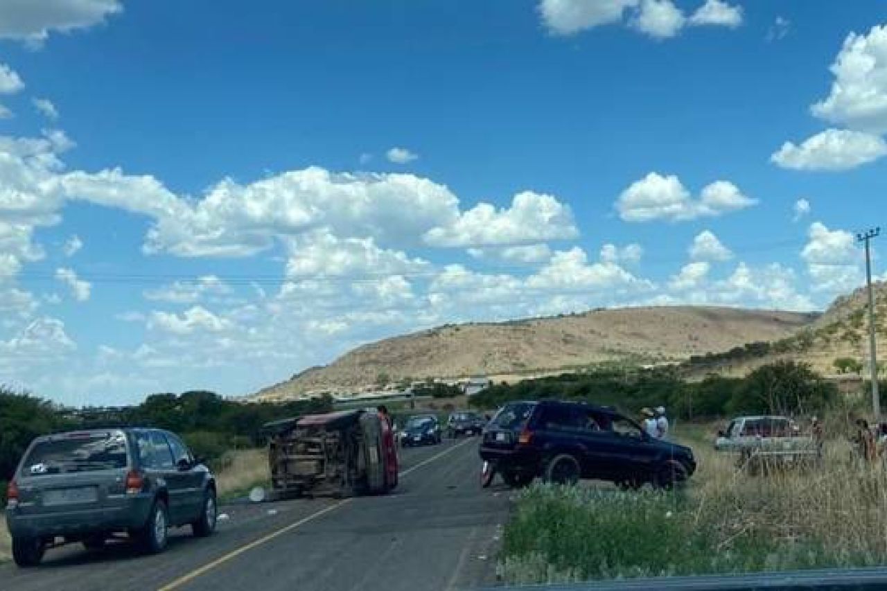 Volcadura en carretera Parral-Durango deja varios heridos