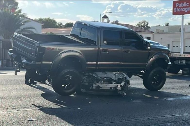 Video: Camioneta aplasta a un auto tras accidente