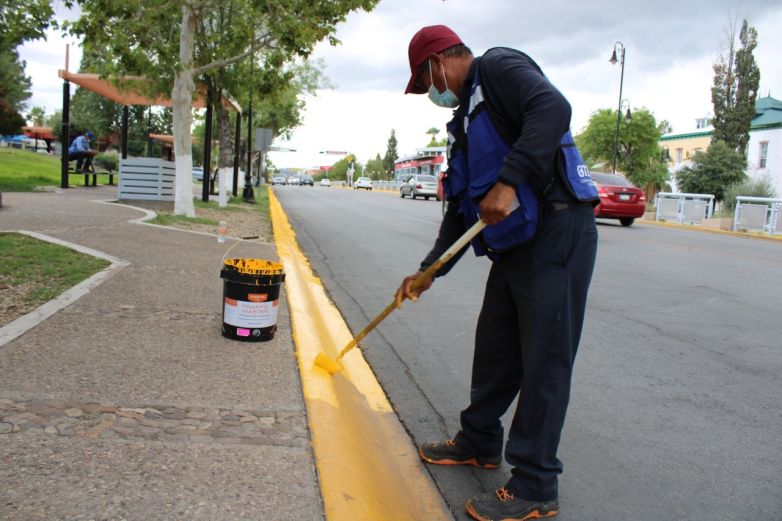 Pintan guarniciones en la avenida Niños Héroes de Chihuahua