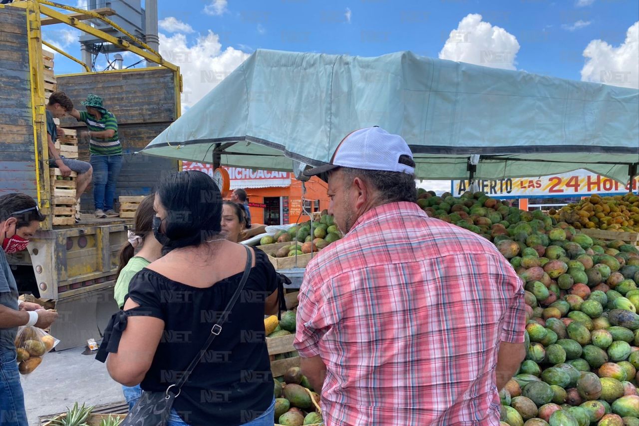 Llega a Juárez tráiler con toneladas de piña miel y mango