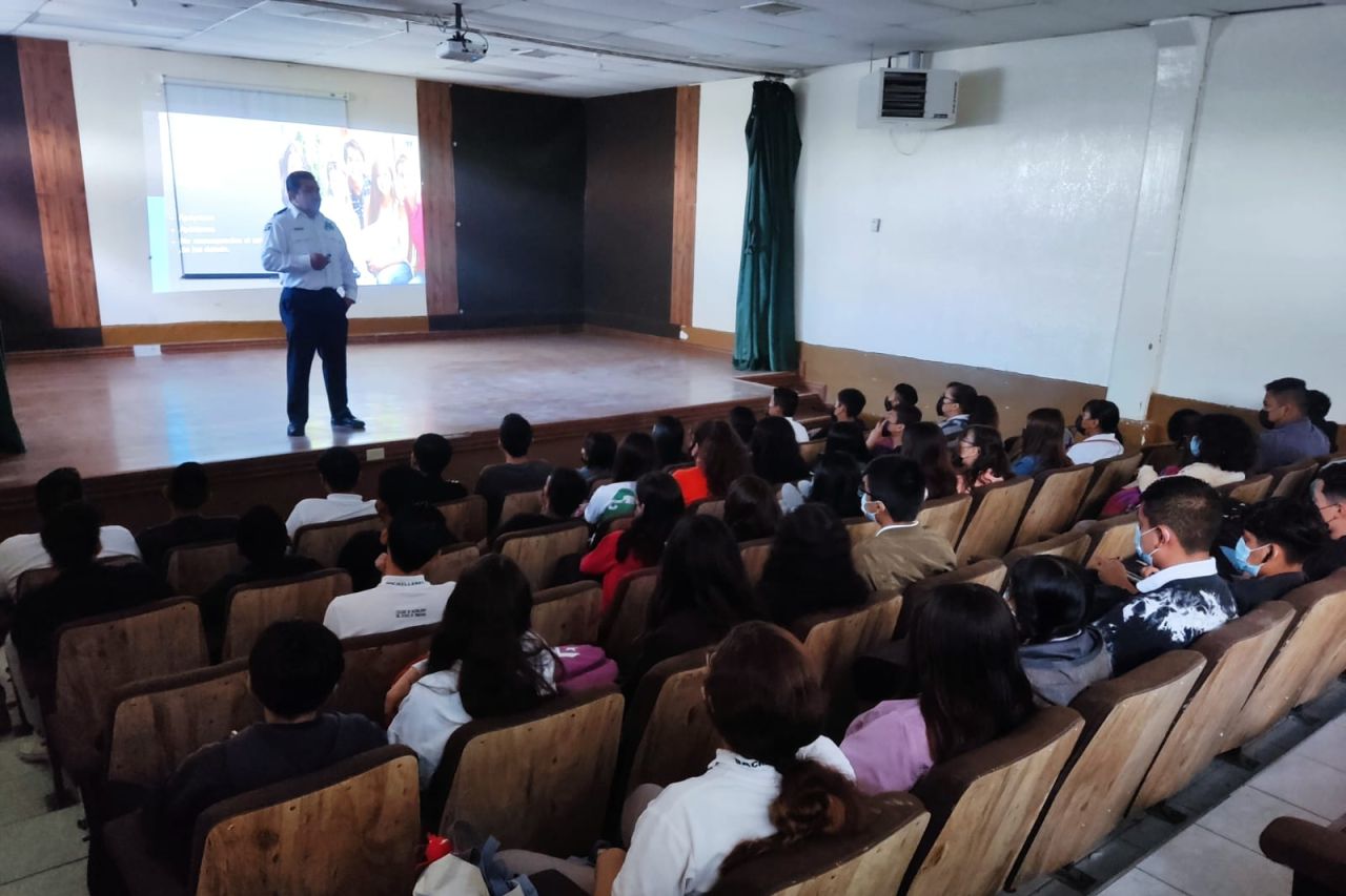 Concientizan a estudiantes del Cobach 9 a usar los cruces peatonales