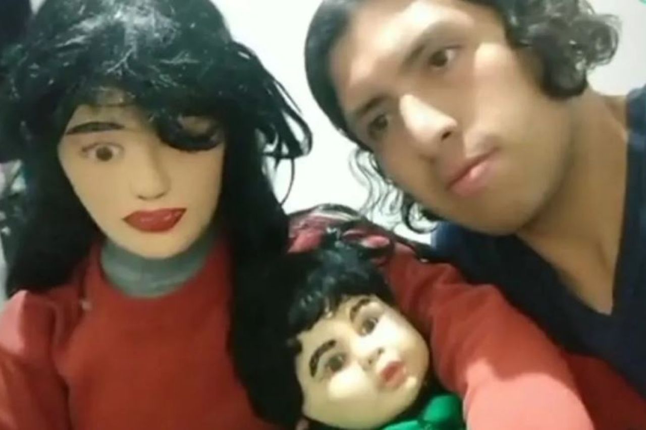 Video: Se casa con mujer de trapo y presume a sus hijos