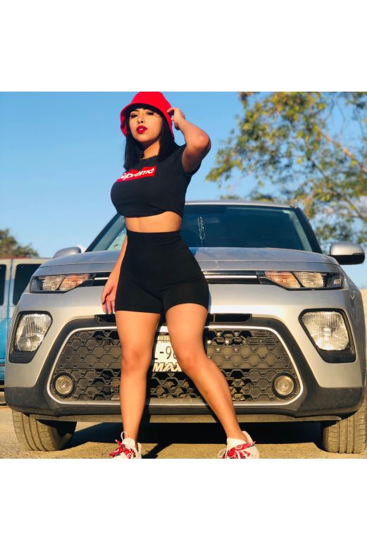 Le regala una moto a su novio por dejarla abrir su OnlyFans