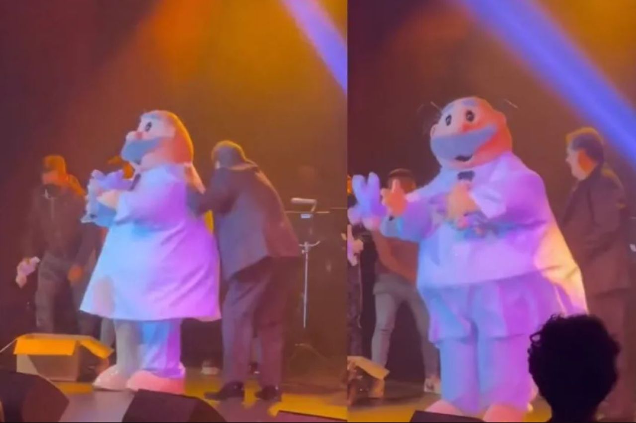 Aparece botarga del Dr. Simi en concierto y lanza peluches al público