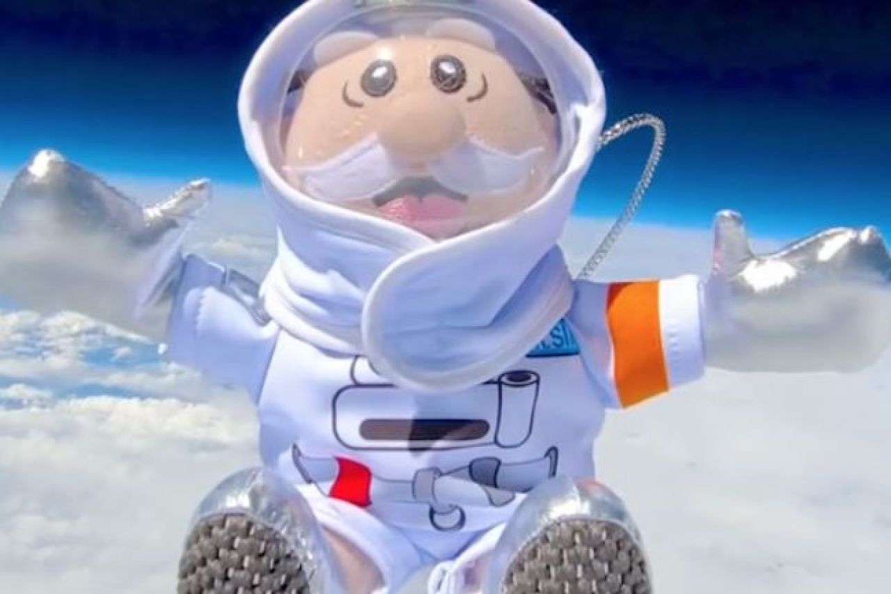 Lanzan peluche del Dr. Simi al espacio