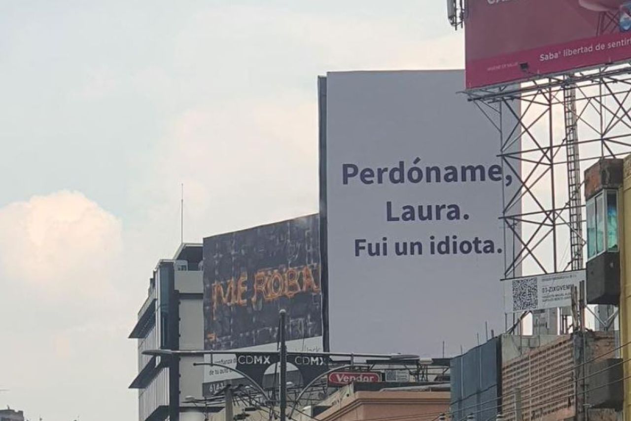 'Perdóname, Laura' Piden disculpas a mujer con carteles gigantes