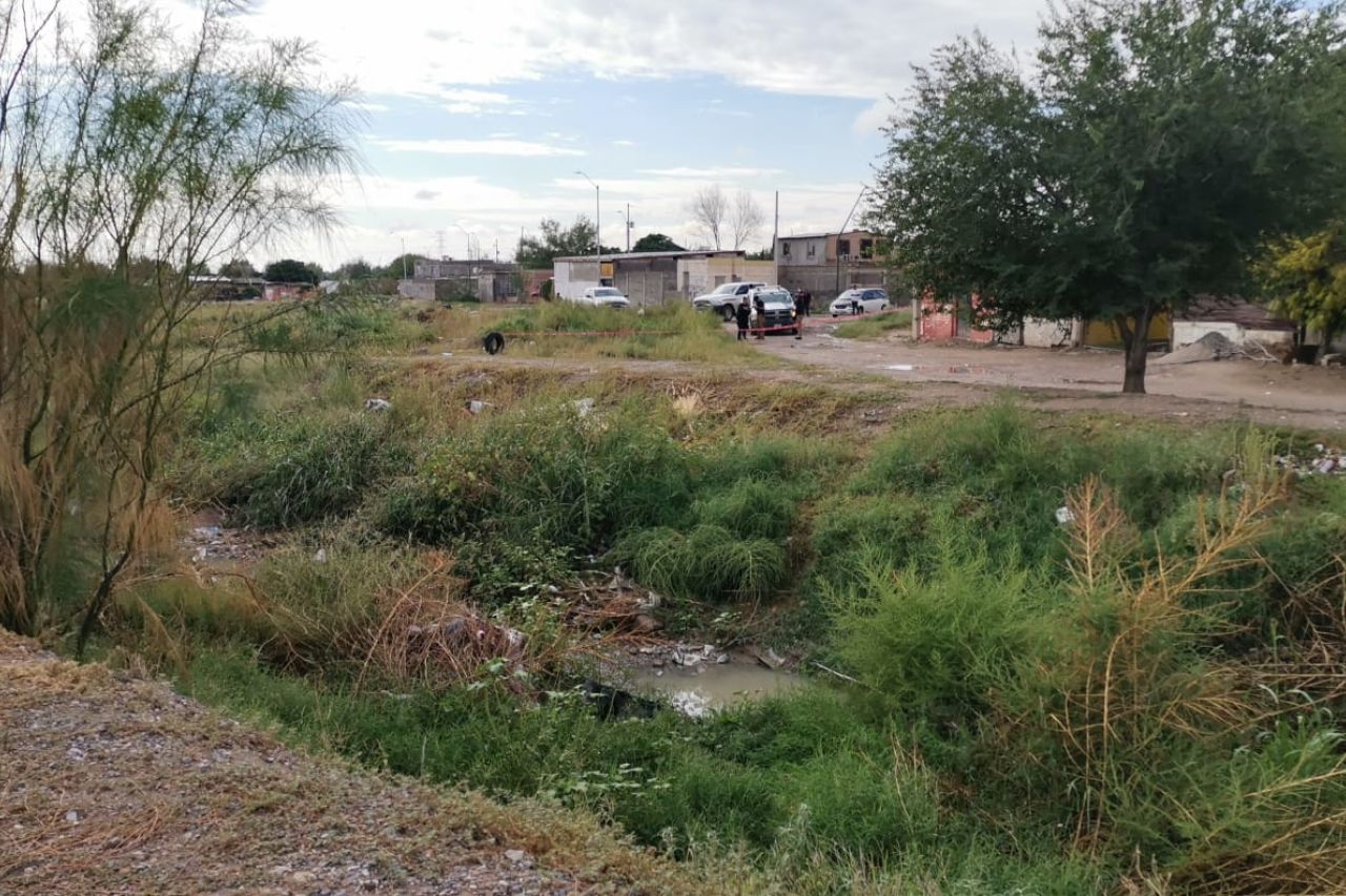 Localizan un cadáver envuelto en una lona