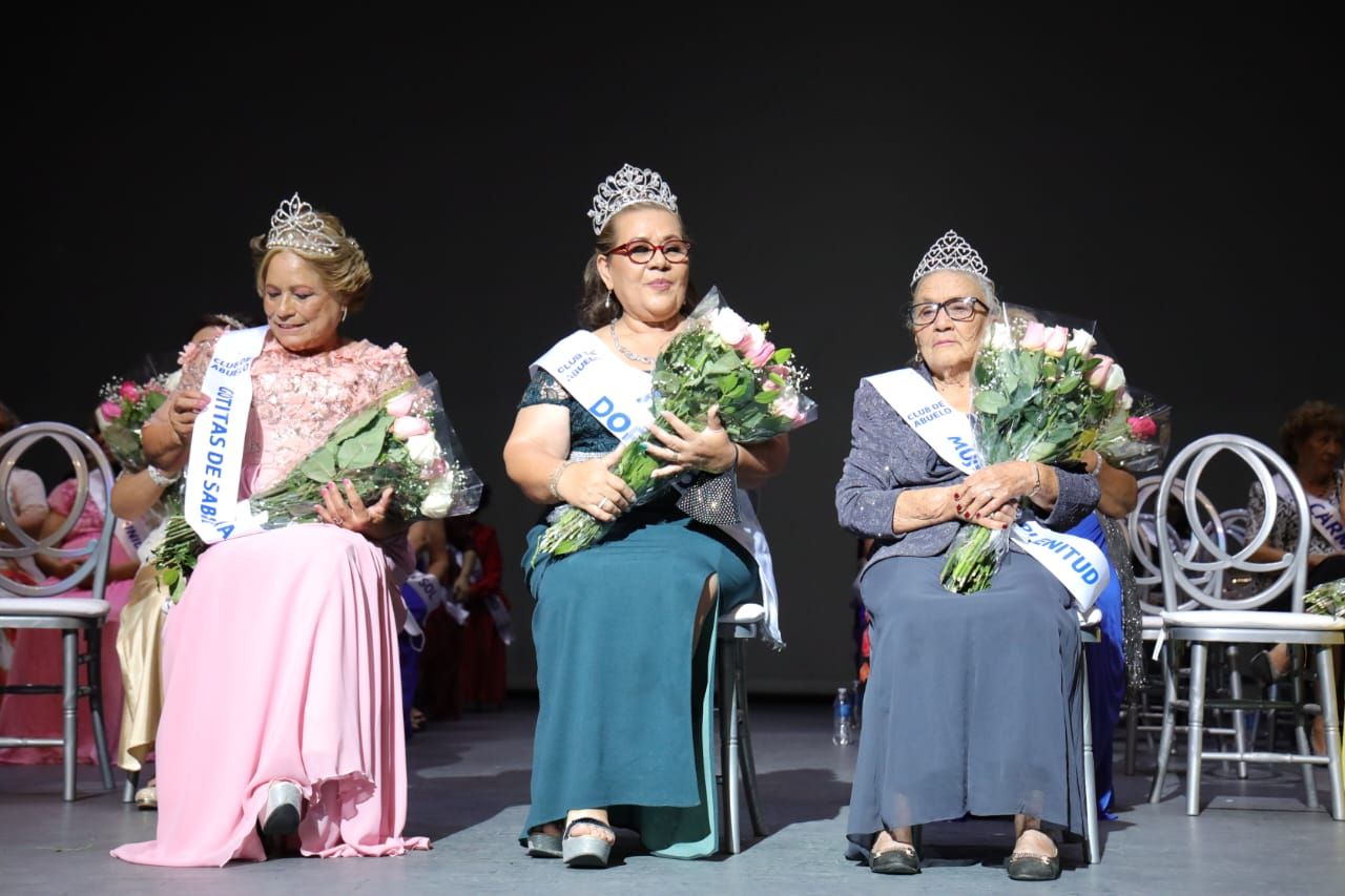 Corona alcalde a ganadora del concurso Reina de Reinas