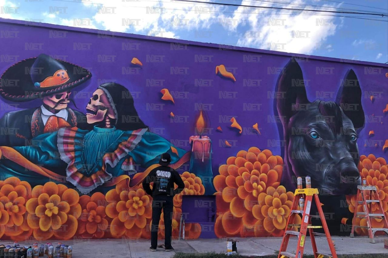Pintan mural de Día de Muertos frente al Paseo de Juan Gabriel