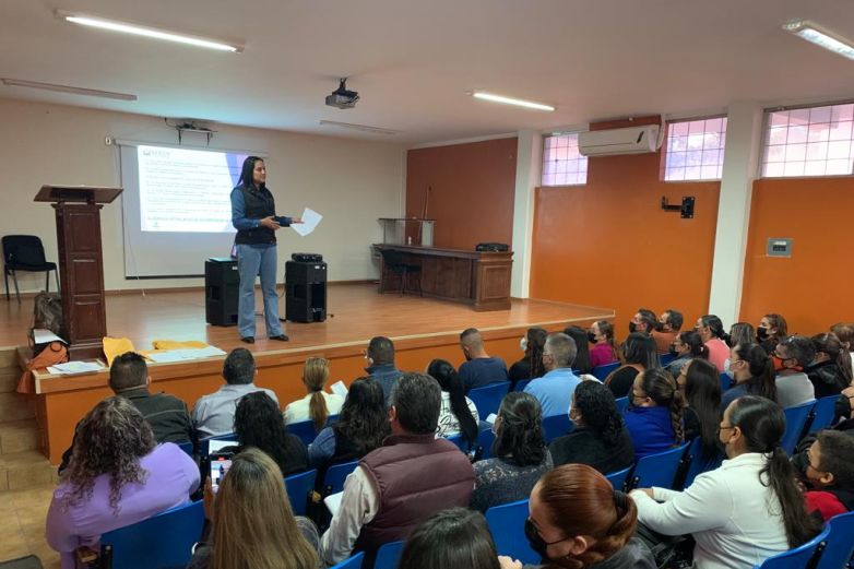 Capacitan a padres de familia de escuelas en manejo y uso de recursos Capacitan a padres de familia de escuelas en manejo y uso de recursos