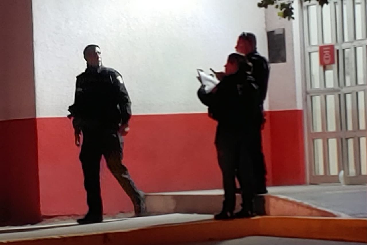 Le grita a conductor y le disparan