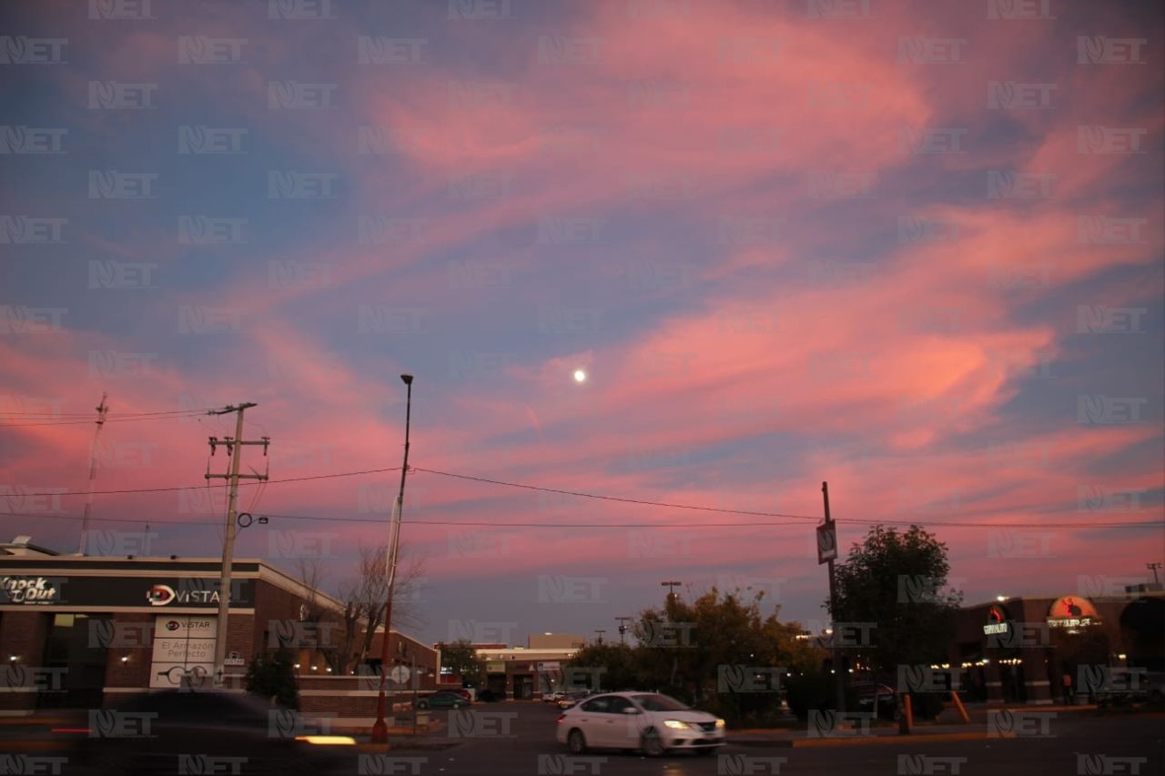 Atardecer pinta de rosa la ciudad
