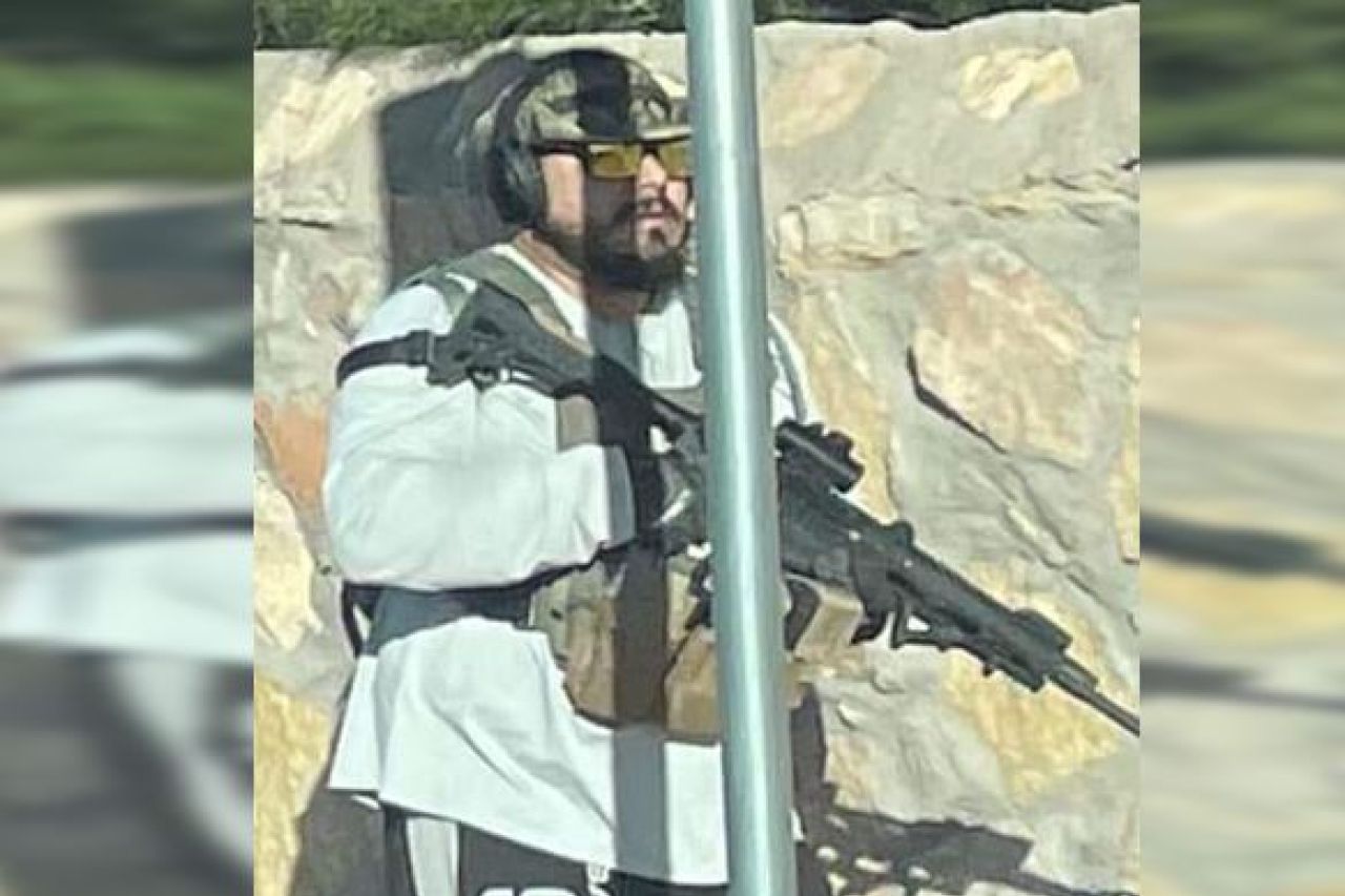 Hombre con rifle en mano se pasea por El Paso