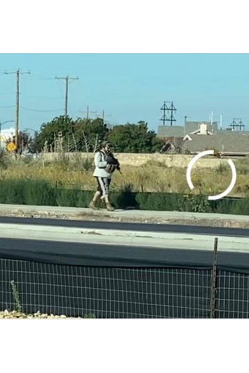 Hombre con rifle en mano se pasea por El Paso