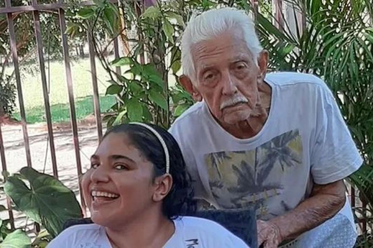 Abuelito convierte en influencer de belleza a su nieta con parálisis