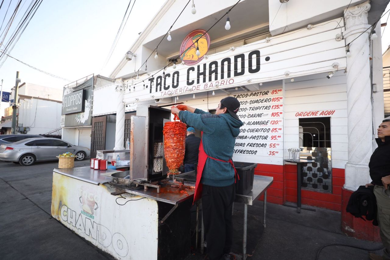 Quitan mobiliario de taquería por obstruir la banqueta