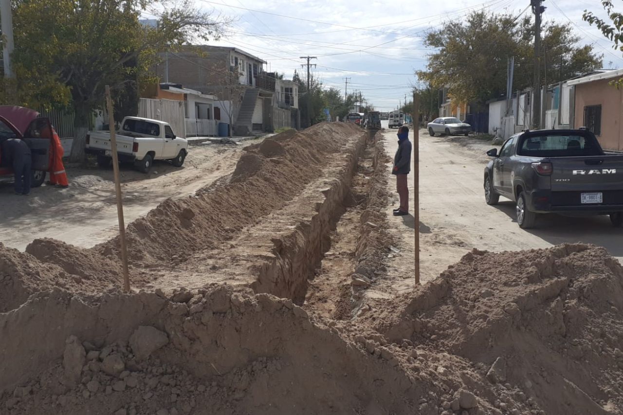 Introducen tubería en calles próximas a pavimentar
