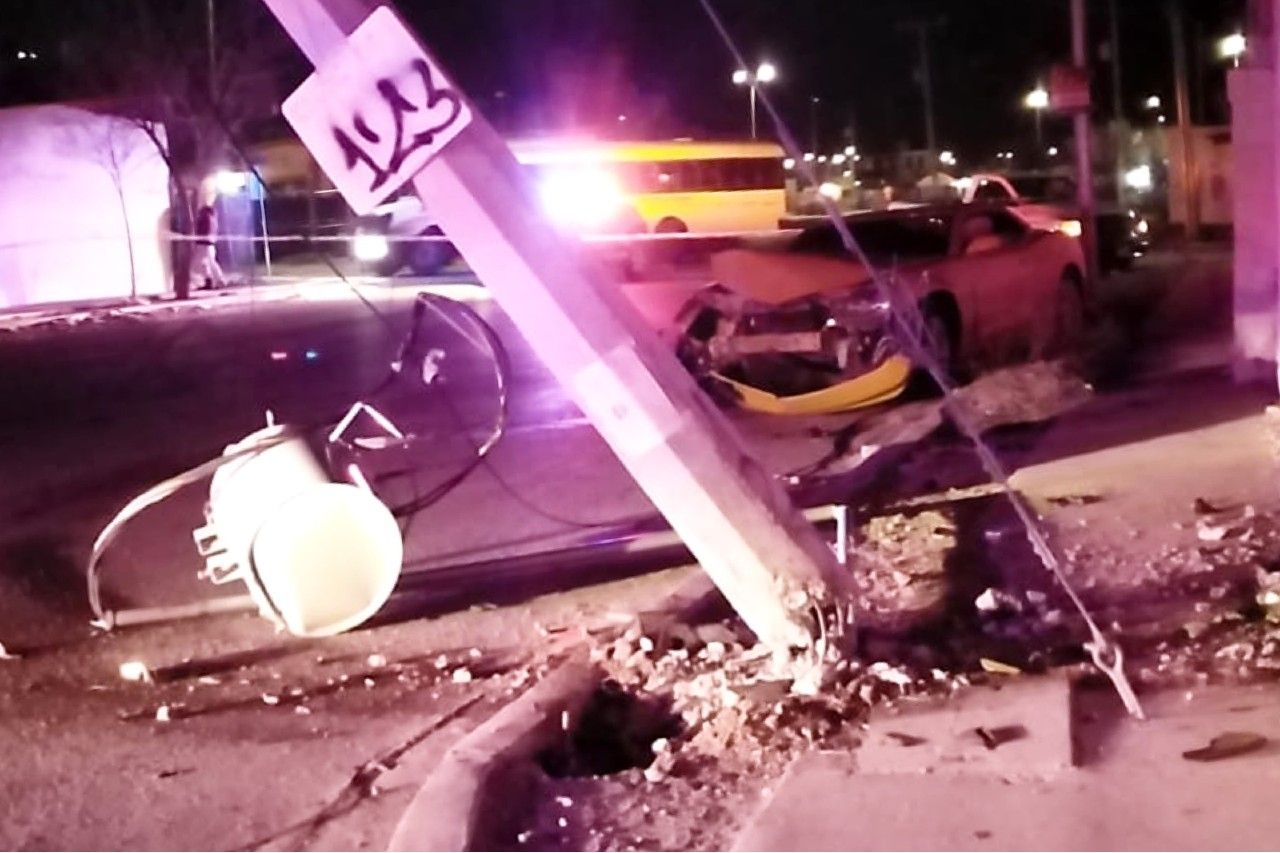 Pierde el control y choca contra poste