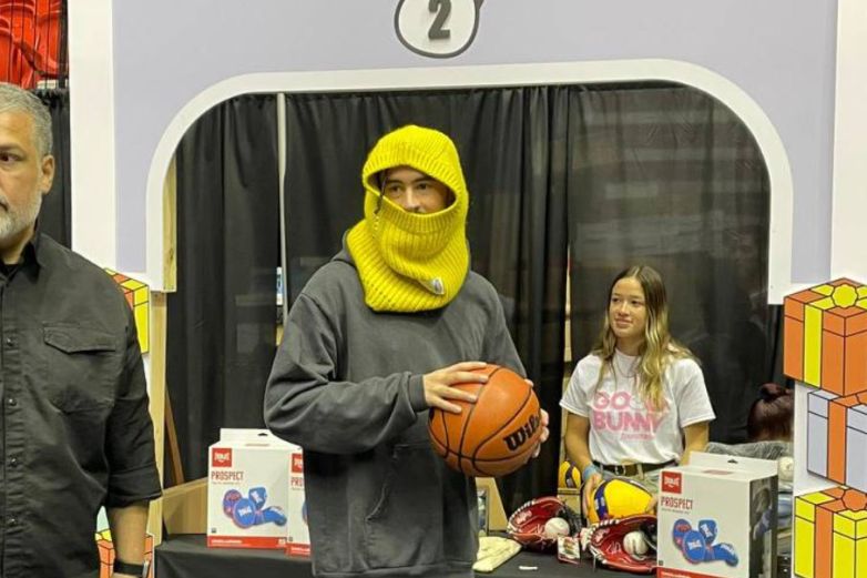 Entrega Bad Bunny regalos a niños vulnerables con fundación ‘Good Bunny’