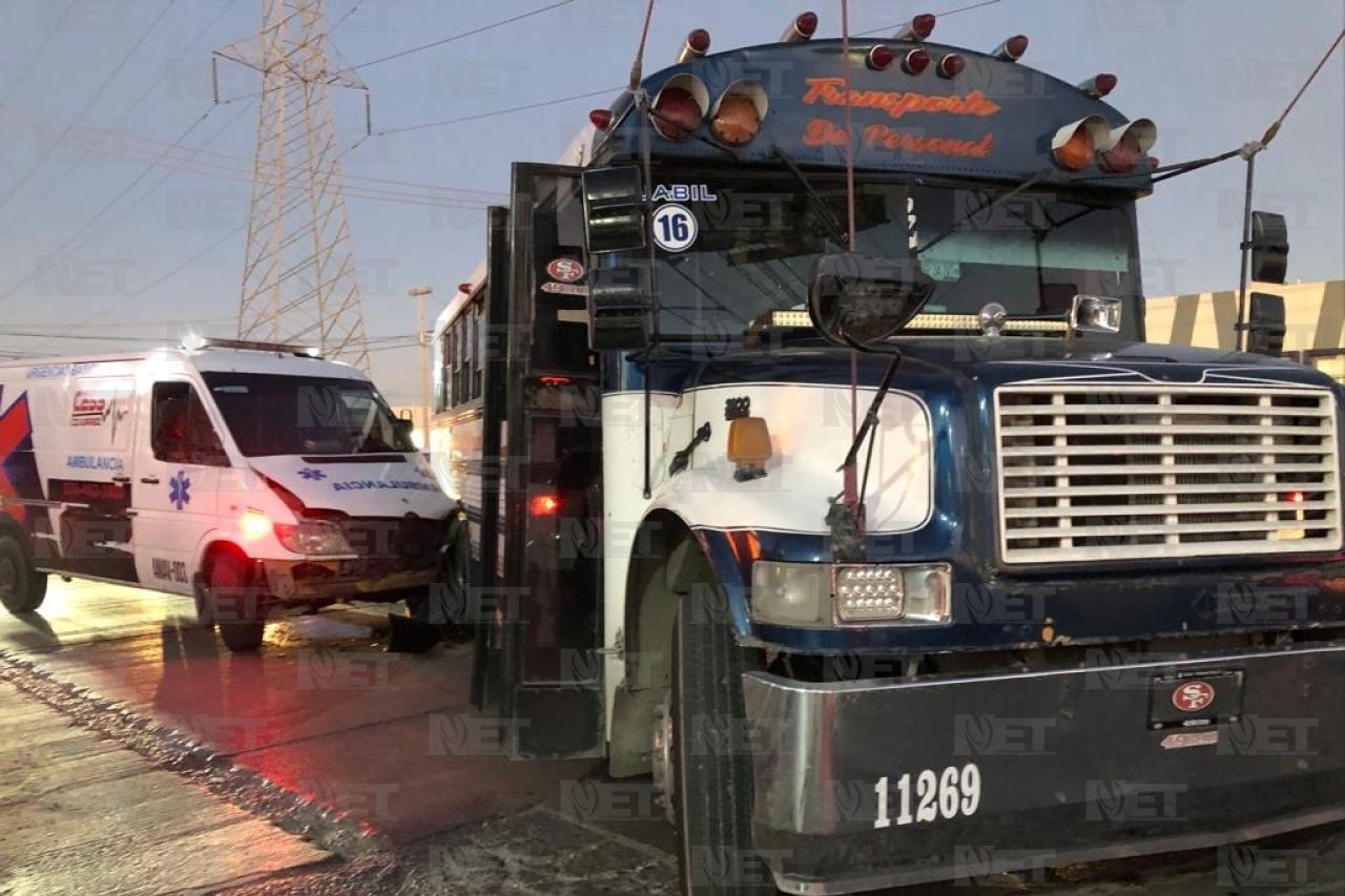 Choca Camión De Personal Contra Ambulancia