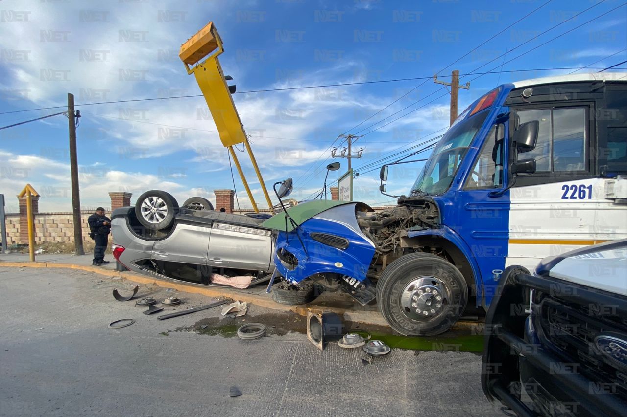 Video: Termina camioneta llantas arriba tras chocar con rutera