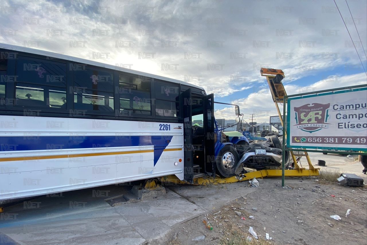 Video: Termina camioneta llantas arriba tras chocar con rutera